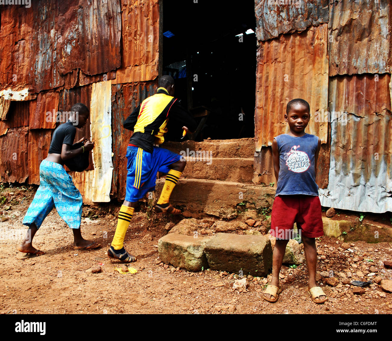 Les gens dans un quartier pauvre de Freetown, Sierra Leone Photo Stock ...