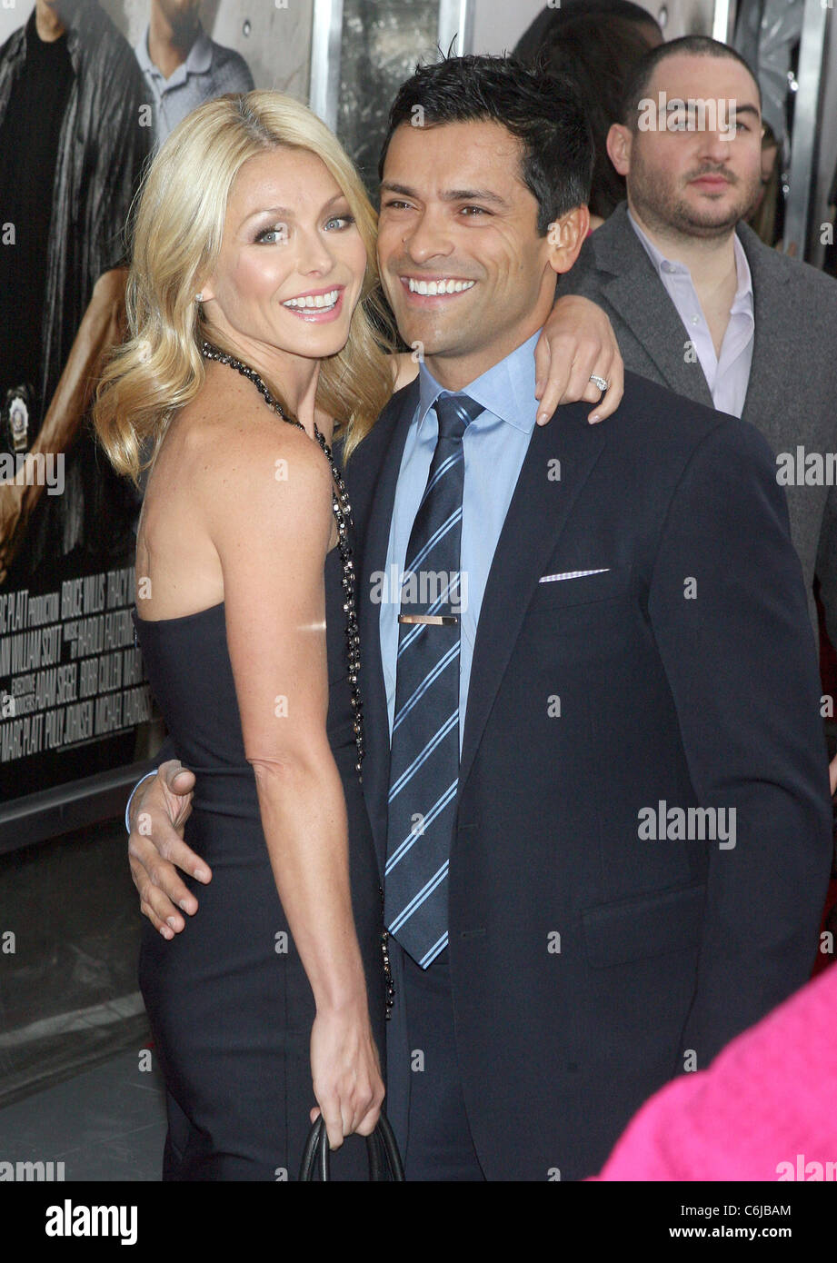 Kelly Ripa et Mark Consuelos assister à la première du film de NY 'Cop ...