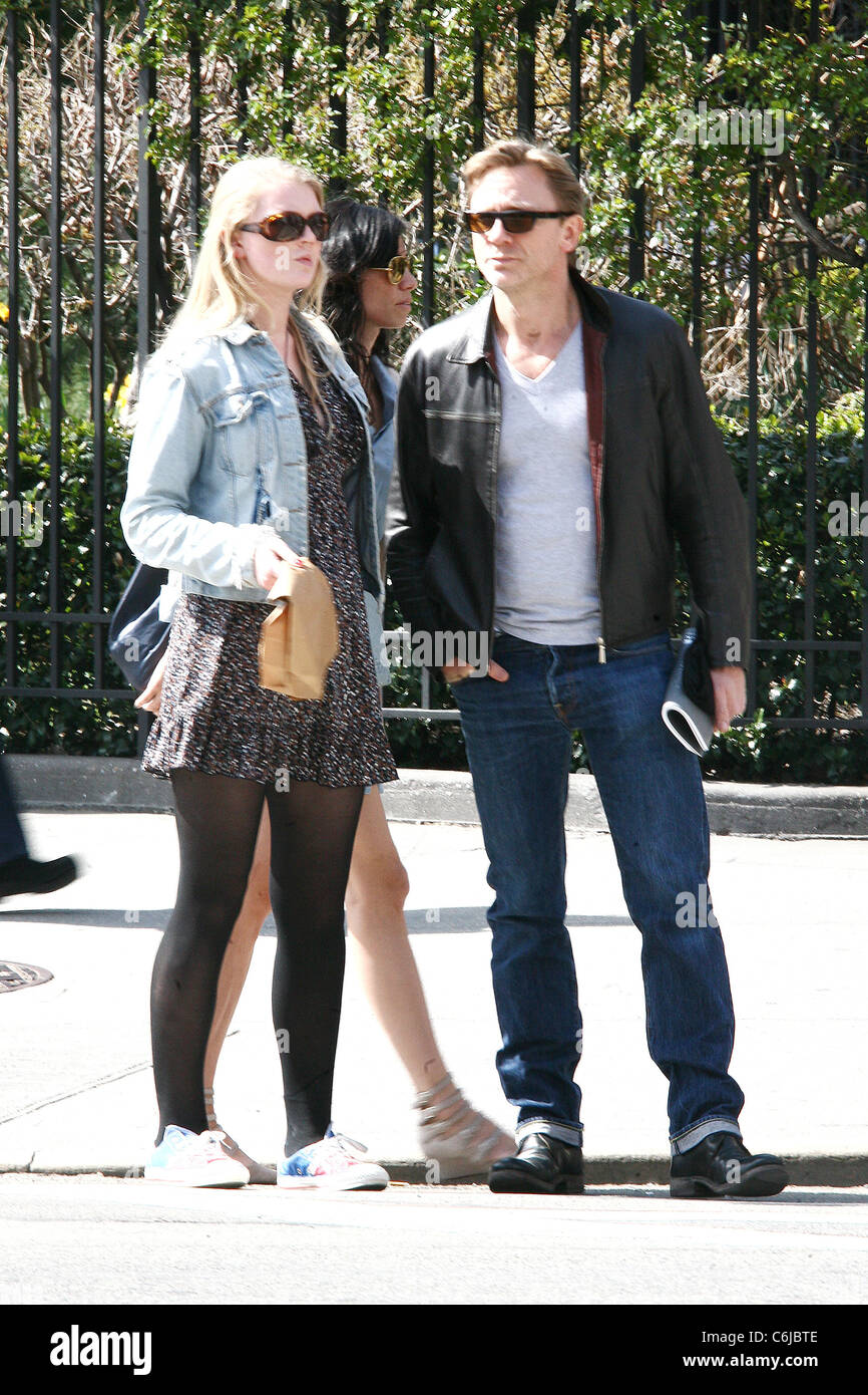 Daniel Craig et petite amie Satsuki Mitchell profitant du beau temps de ...