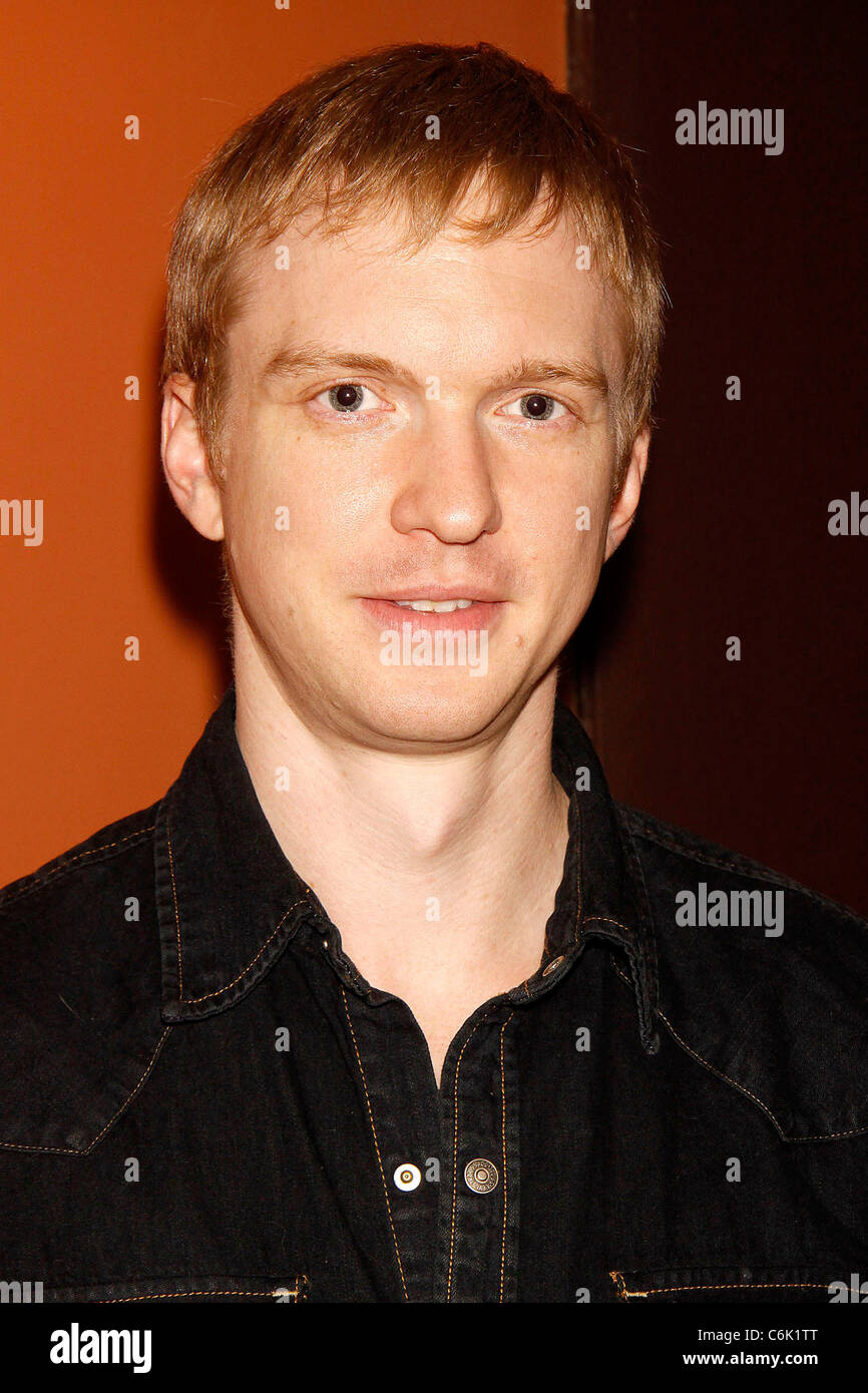 Roderick Hill backstage avec le cast de la nouvelle pièce "La malédiction irlandaise' à la ...