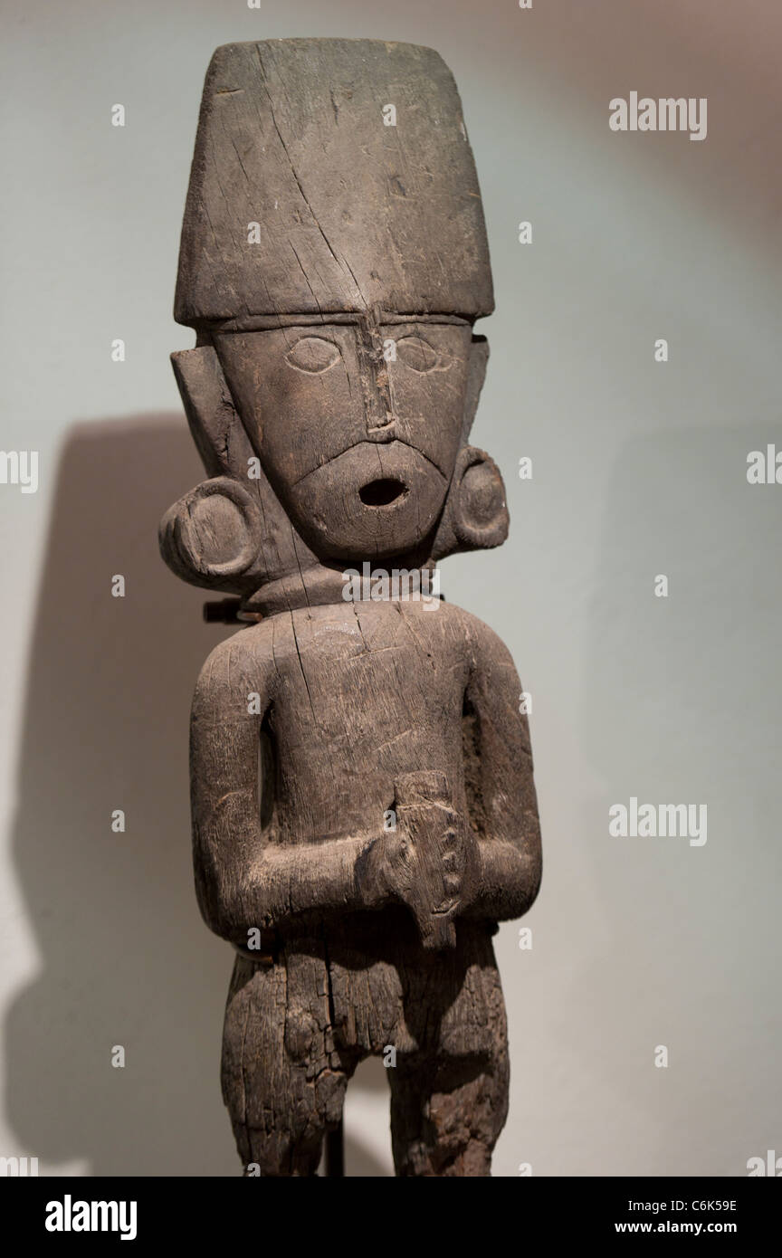 Pre-Columbian statue en bois dans le Museo de Arte Precolombino, Cuzco ...