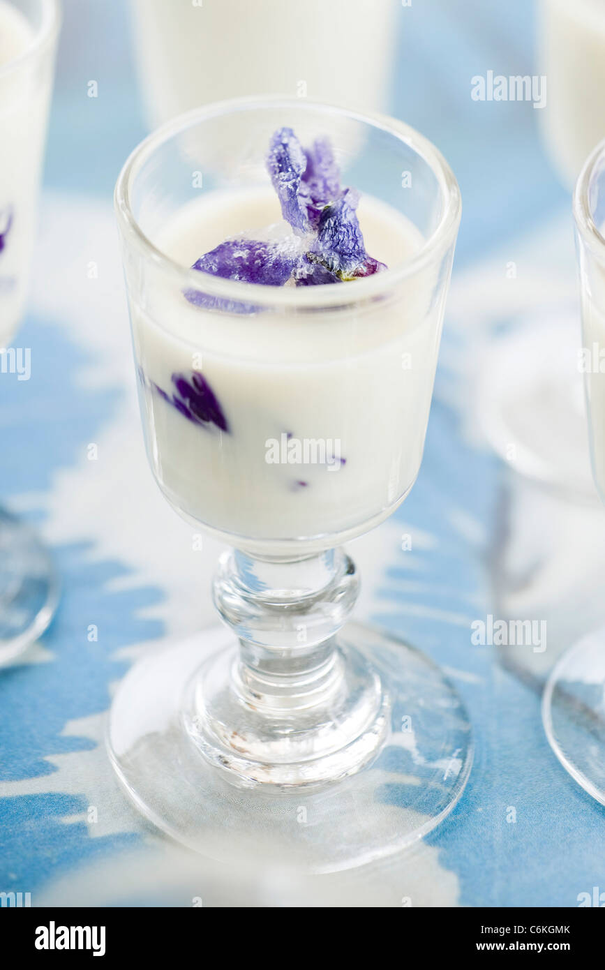 Violettes confites Banque de photographies et d’images à haute ...