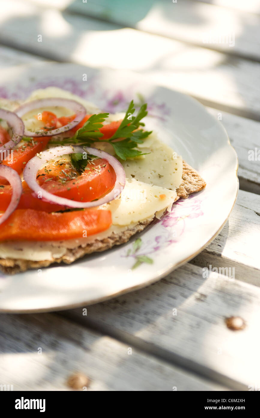 Crisp pain garni avec du fromage et de la tomate Photo Stock - Alamy