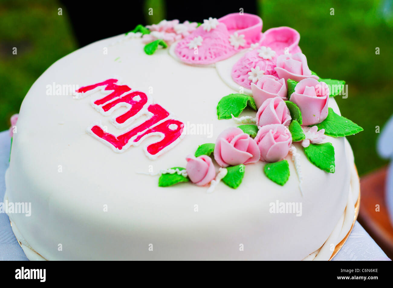 Happy birthday rose flowers cake Banque de photographies et d’images à ...