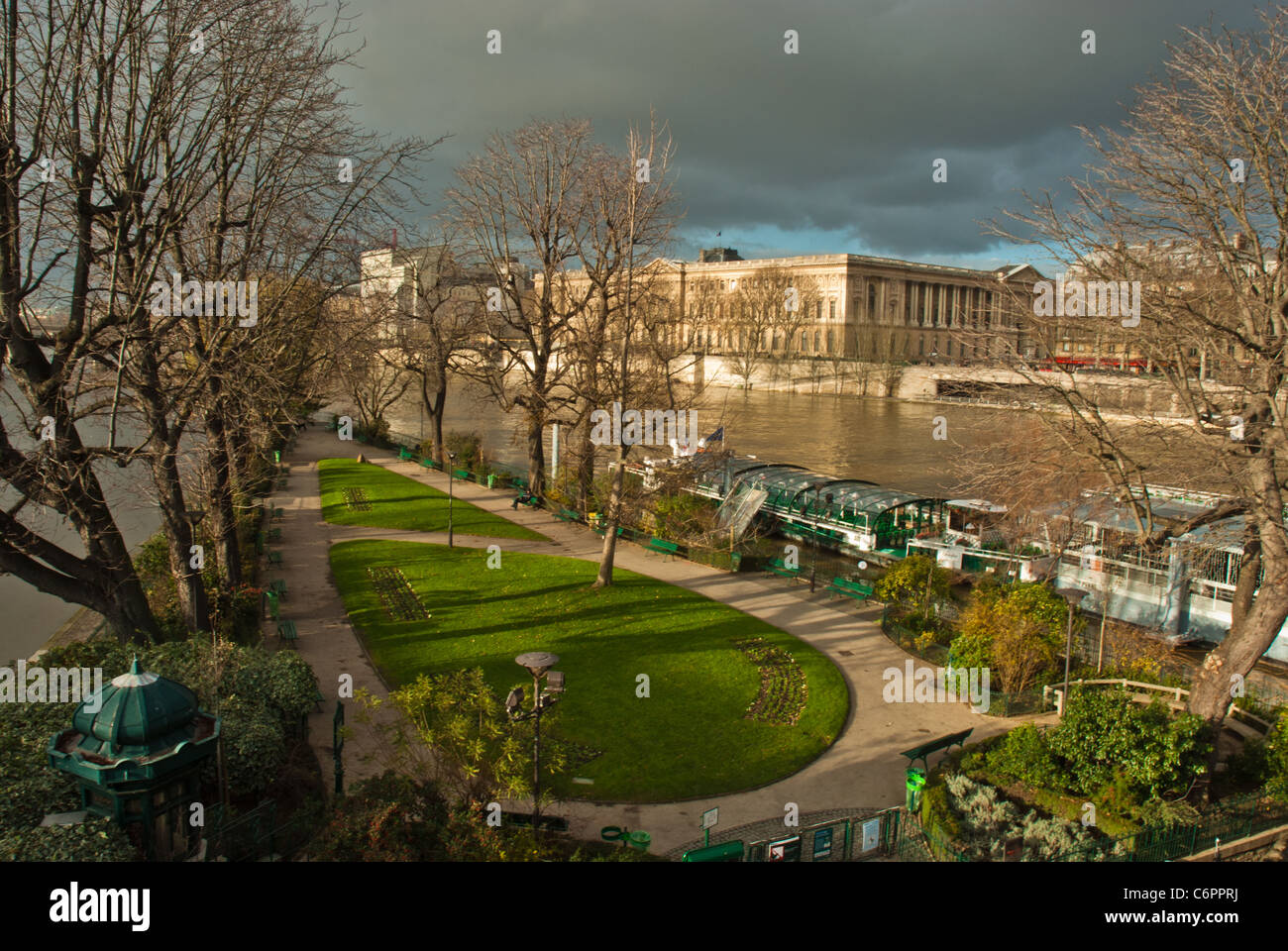 Vert Galan, les jardins de l'Ile de la cité, sur la Seine à Paris en ...