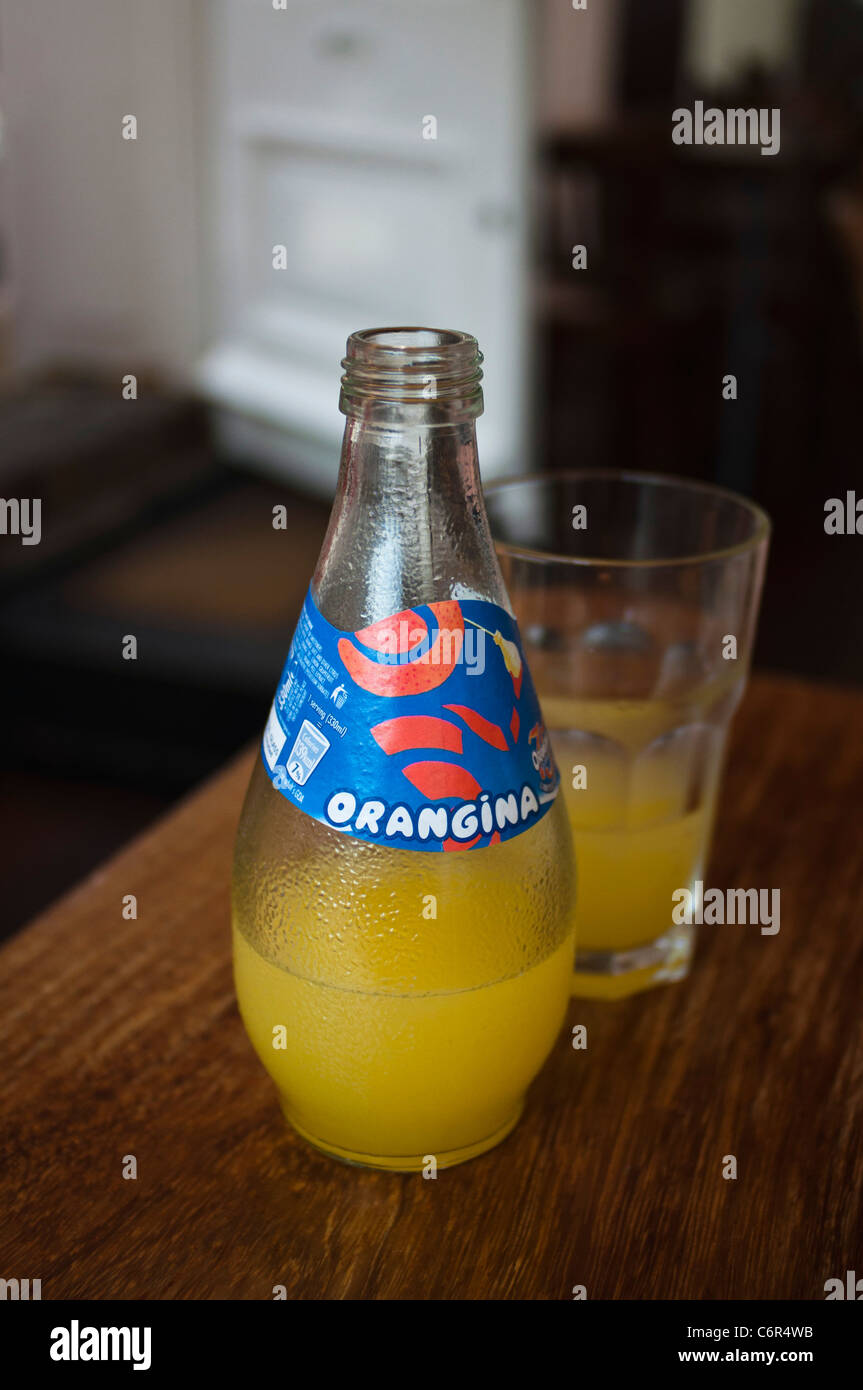 Orangina soft drink glass Banque de photographies et d’images à haute ...