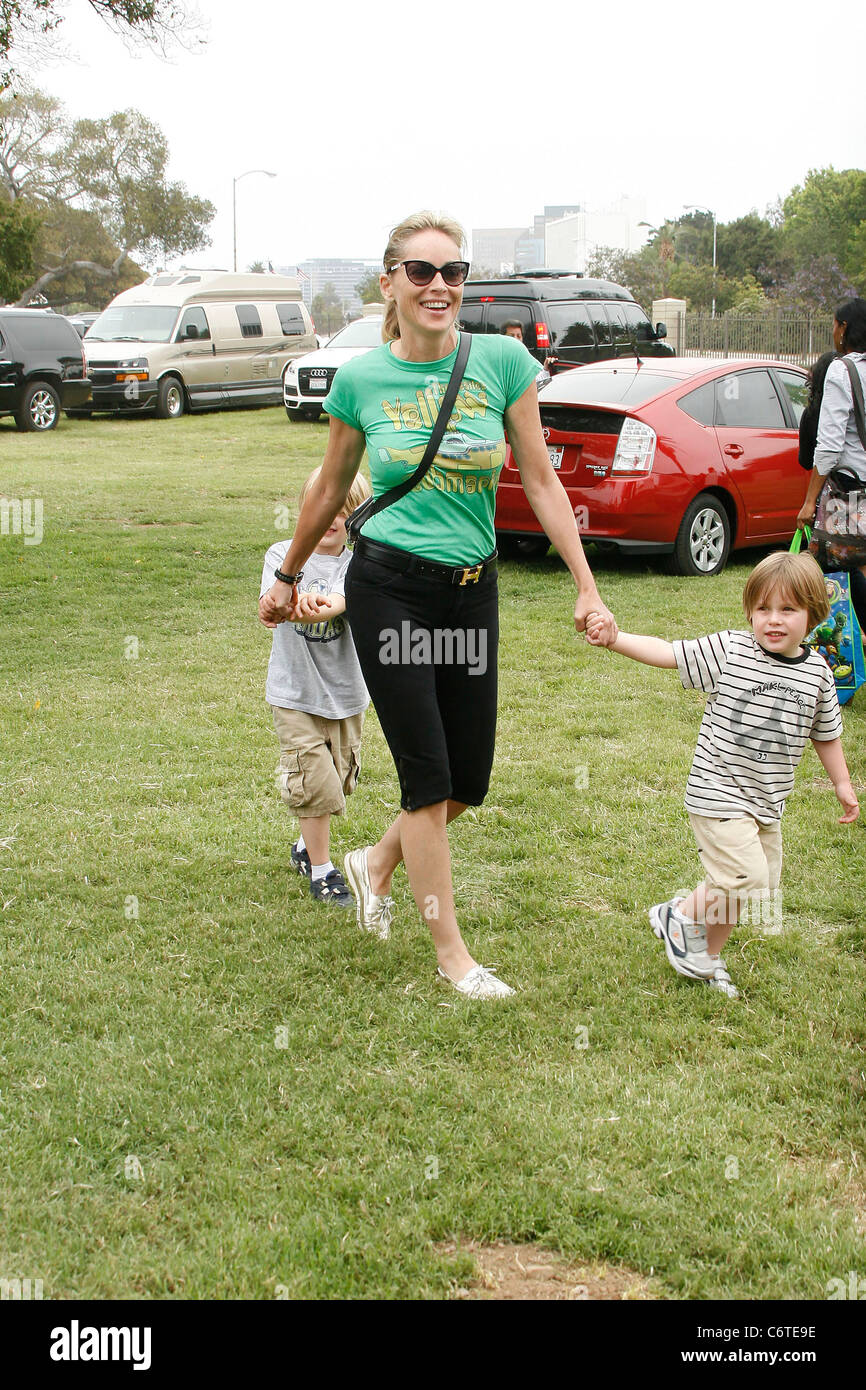 Sharon Stone le 21e Pediatric AIDS Foundation 'A Time for Heroes" tenue ...