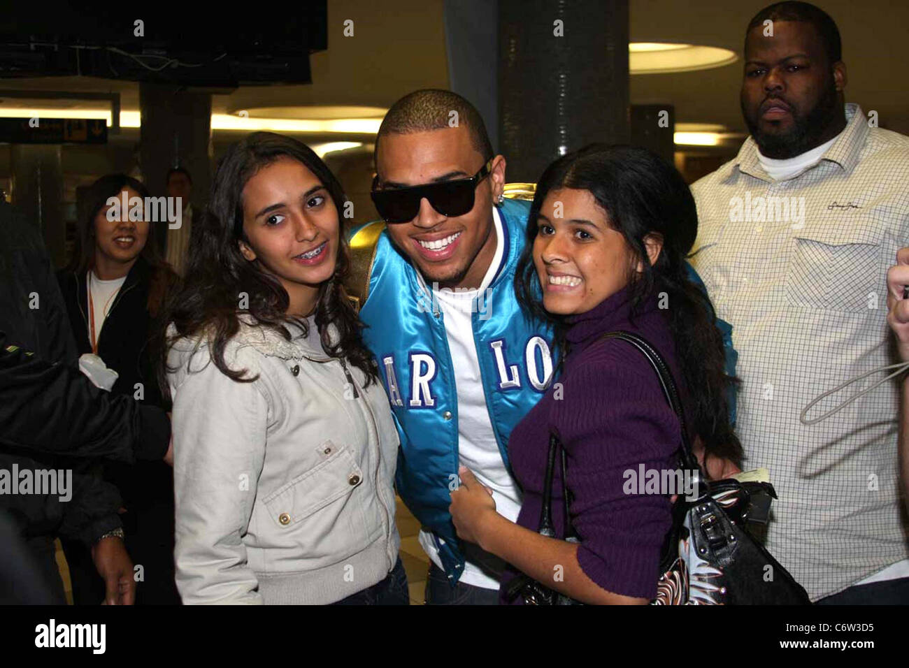 Chanteur Chris Brown est accueilli par des fans comme il arrive à l ...