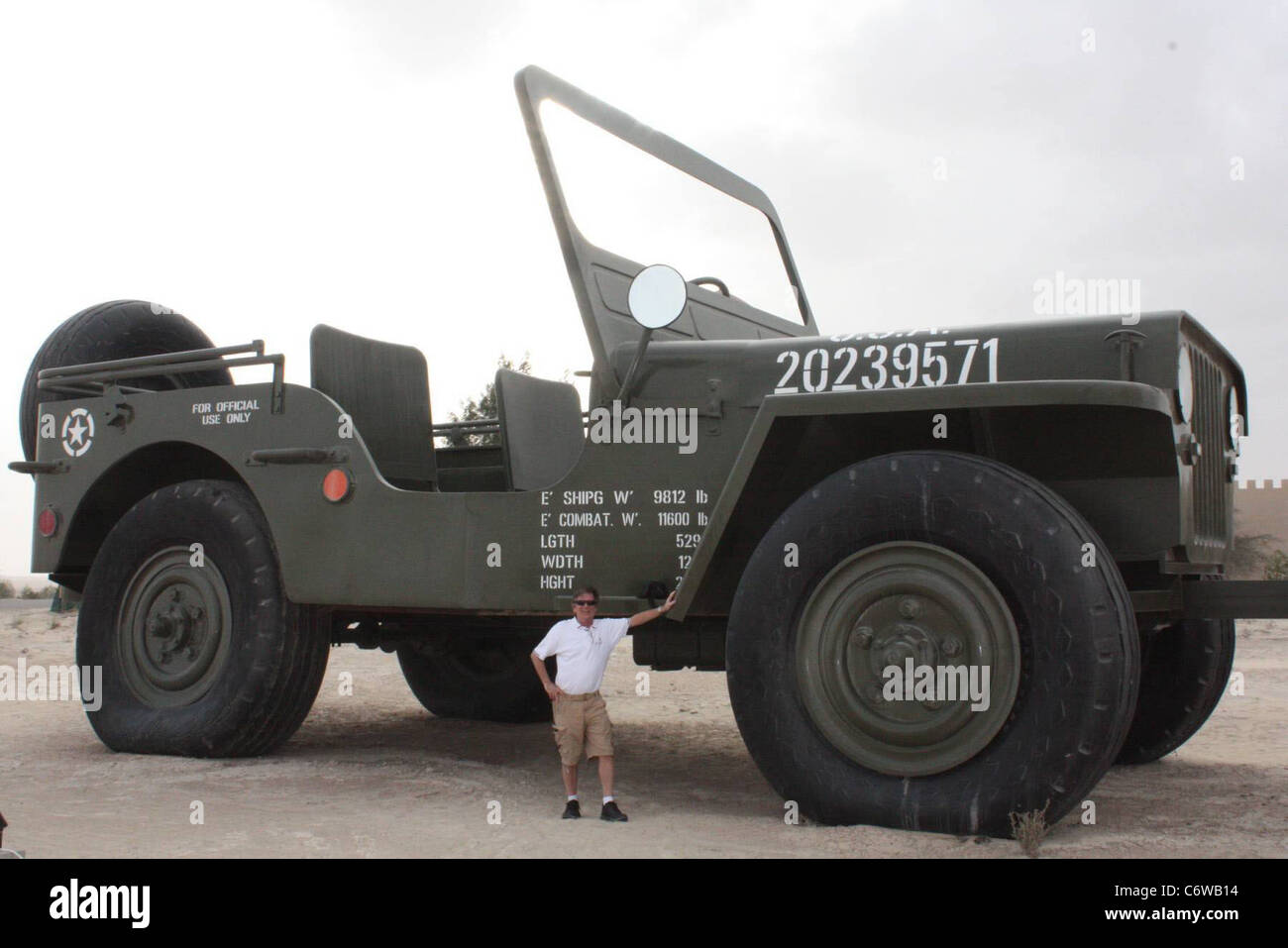 Un super-géant taille WIllys jeep sur l'exposition à l'Emirates ...