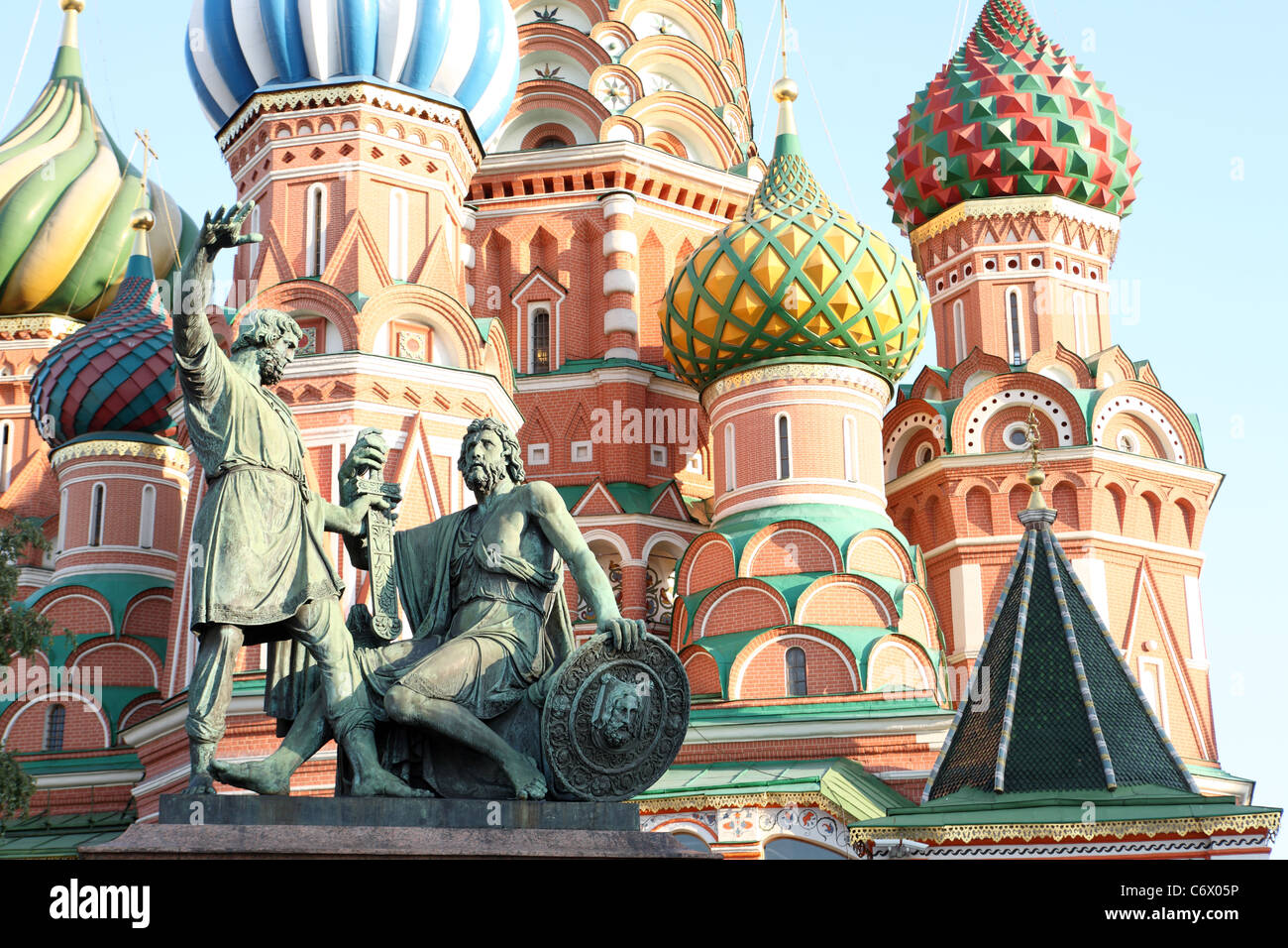 La Cathédrale Saint Basil et Statue de minine et Pojarski à Moscou ...