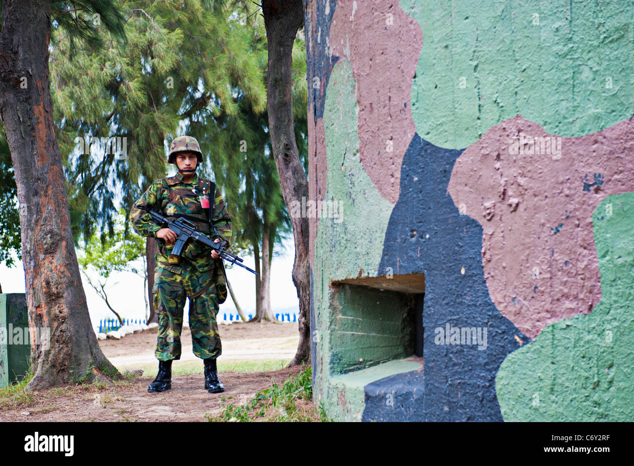 Gardiennage soldat taïwanais bunker militaire au poste d'observation de ...