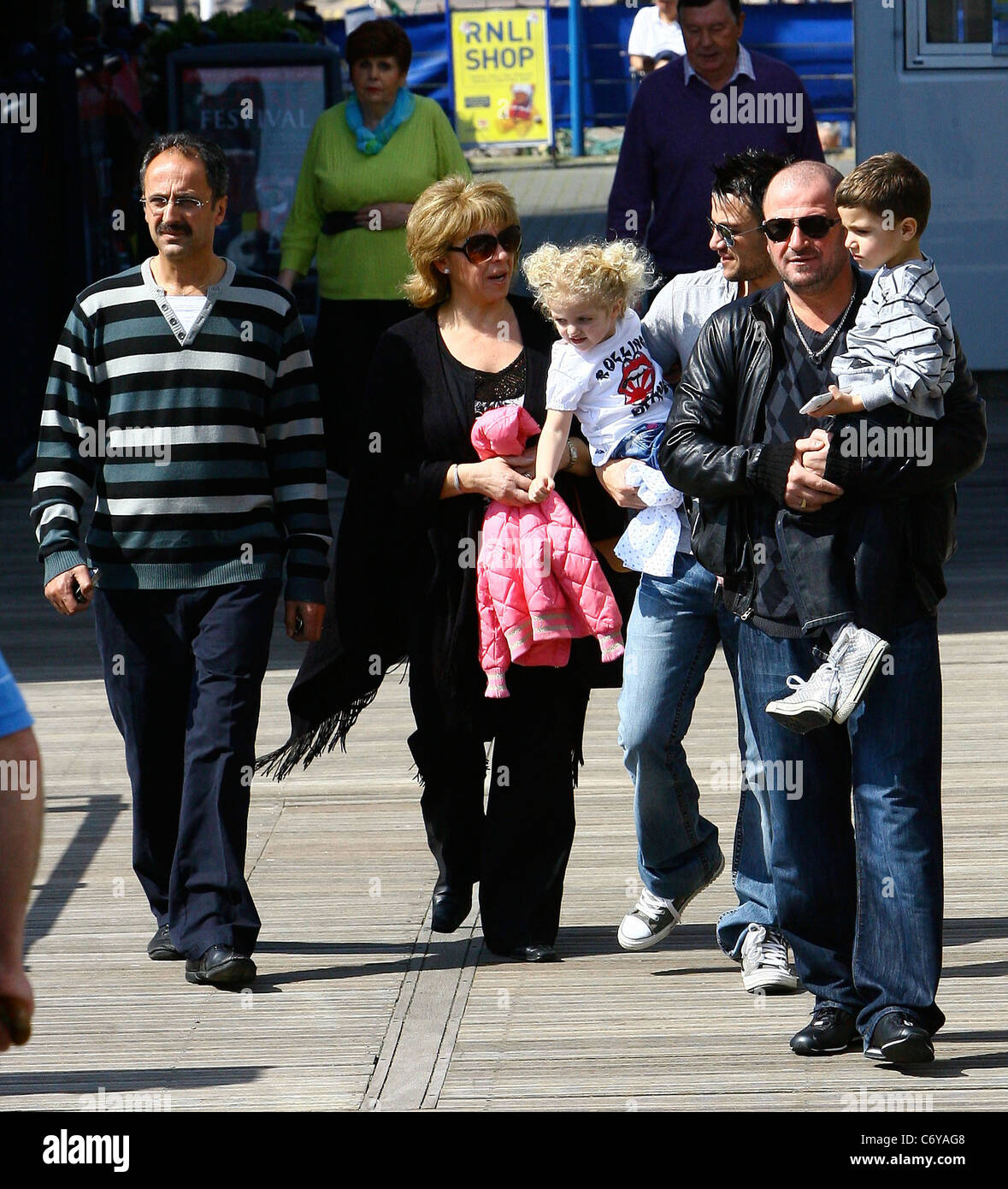 Peter André avec sa fille Princess Tiaamii, frère Chris Andre et fils ...