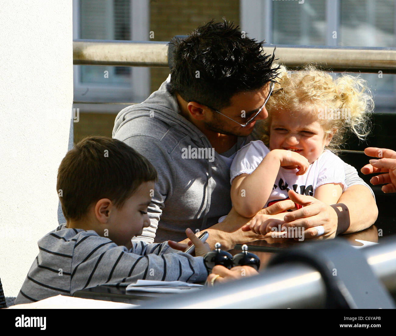 Peter andre avec sa fille princesse tiaamii Banque de photographies et ...