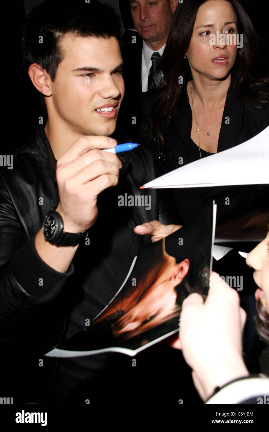 Taylor Lautner, signe des autographes pour les fans qu'il laisse la ...