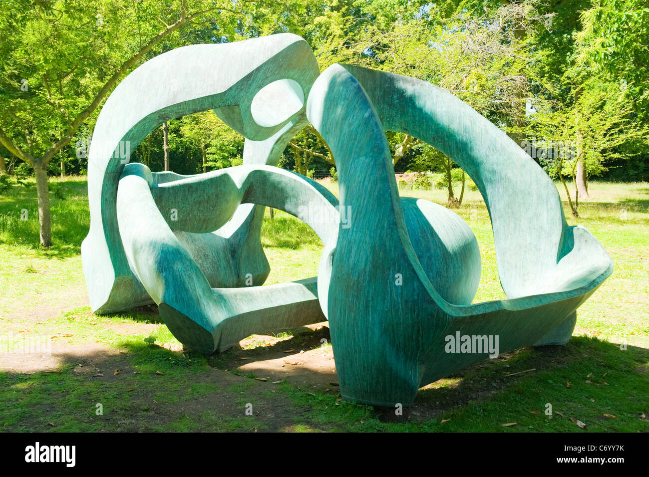 Hill arches 1973 sculpture en bronze par henry moore Banque de ...