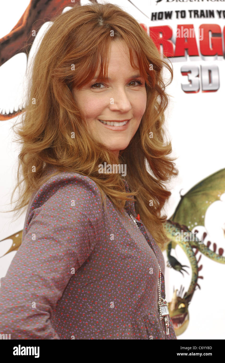 Lea Thompson, Los Angeles Première de 'How to Train Your Dragon' tenue ...