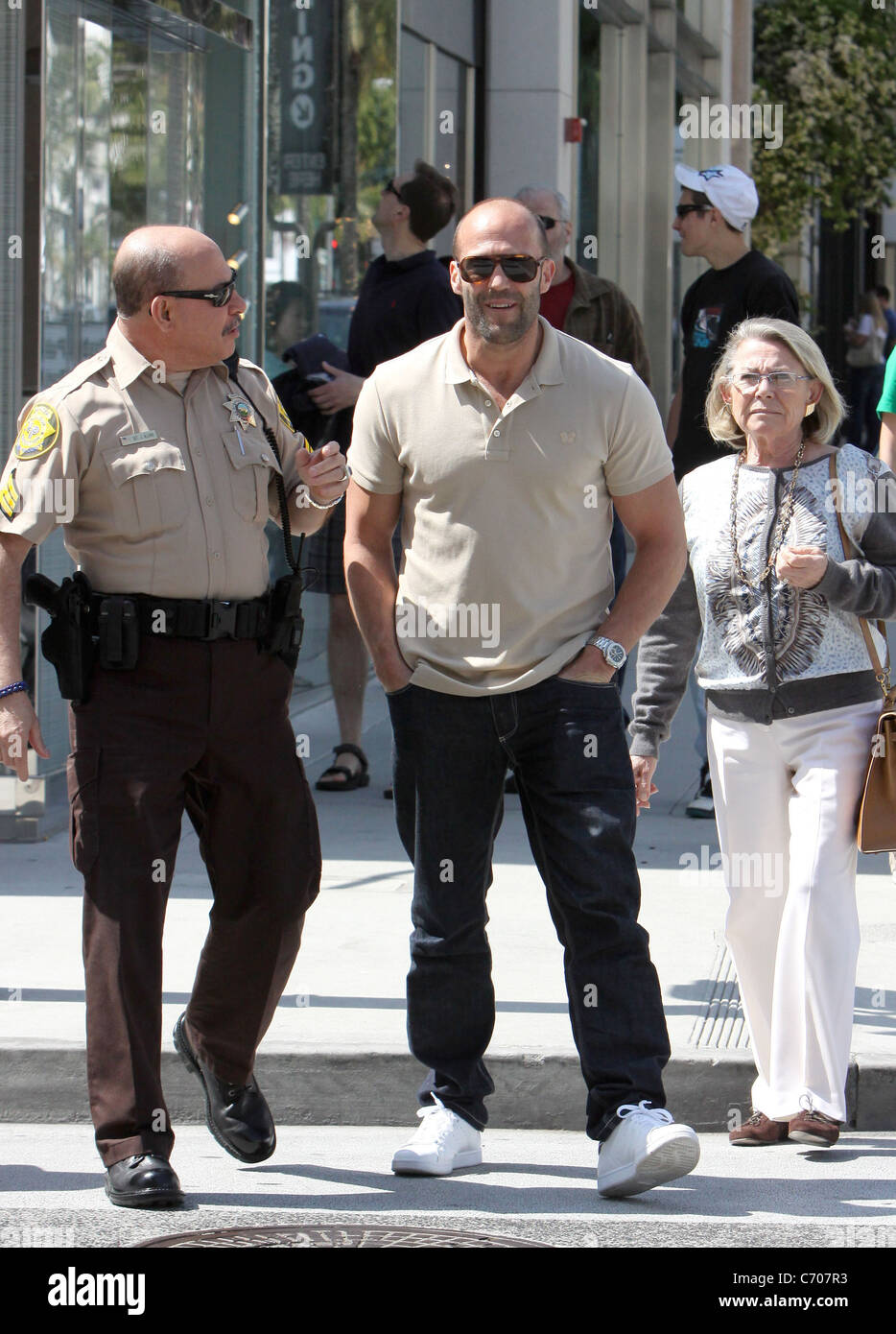 Acteur Jason Statham s'entretient d'un agent de police après avoir ...