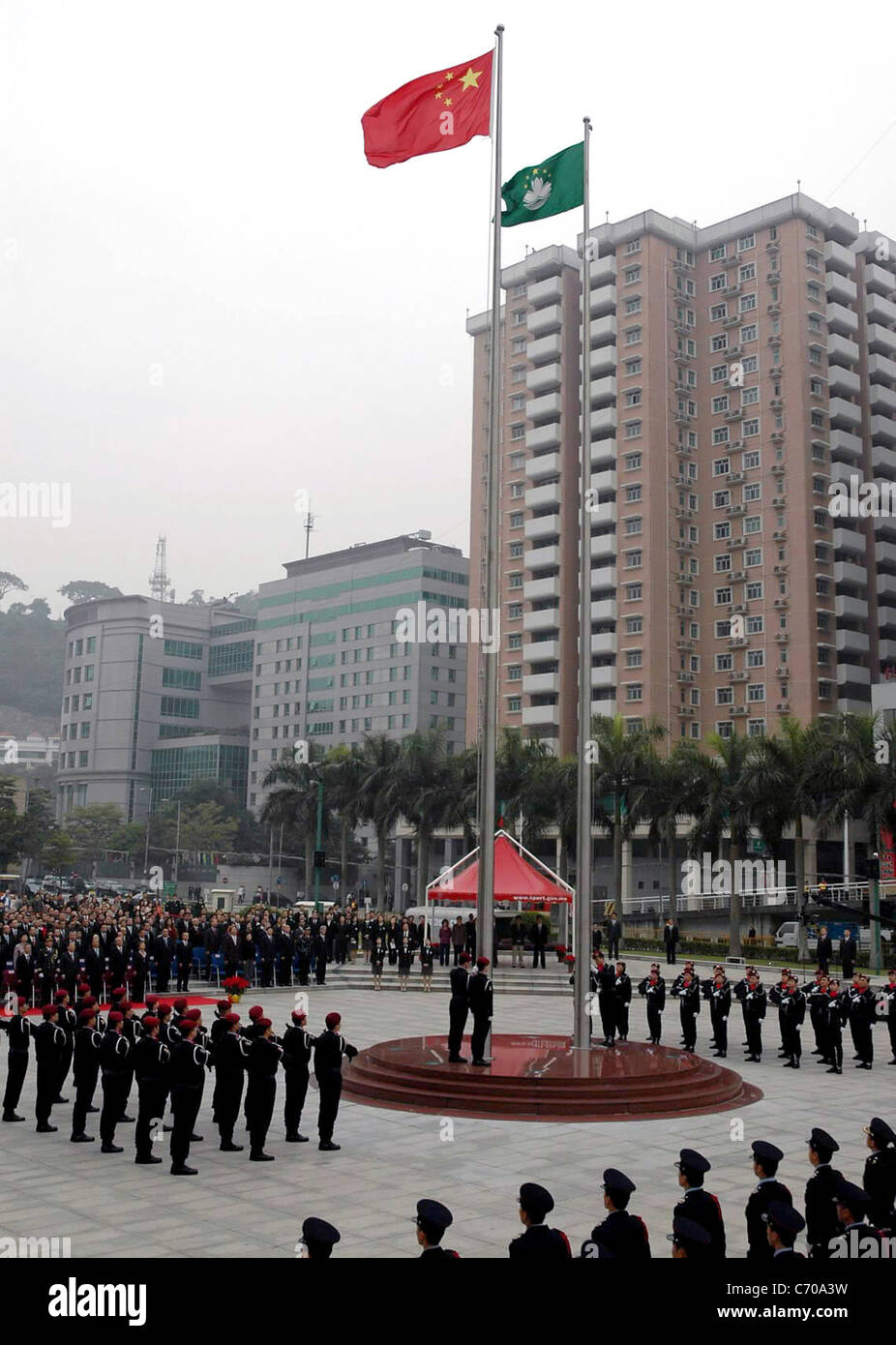Les cinq étoiles rouges du drapeau national chinois et le lotus vert ...