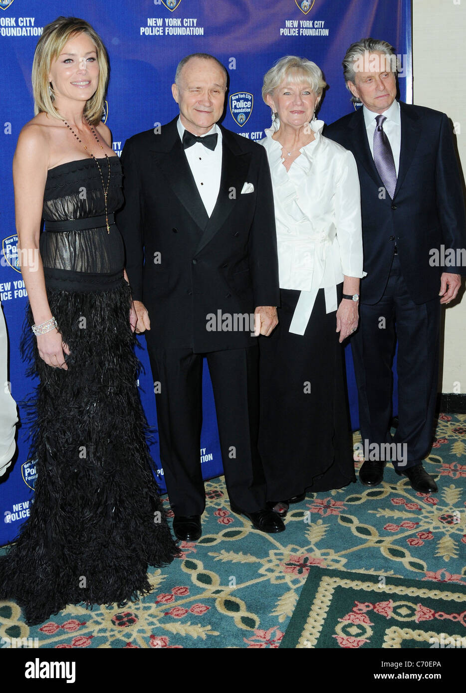 Raymond W. Kelly et Veronica Kelly avec Michael Douglas et Sharon Stone ...