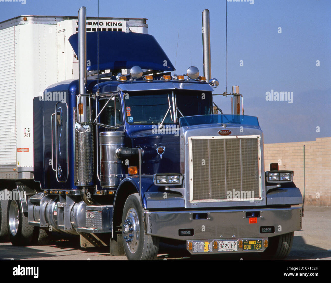 Camion américain Peterbilt sur autoroute, Californie, États-Unis d ...