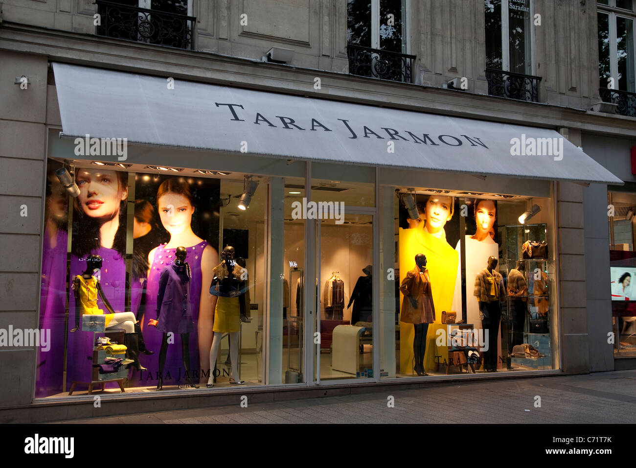 Tara Jarmon Boutique sur les Champs-Elysées, Paris, France Photo Stock - Alamy