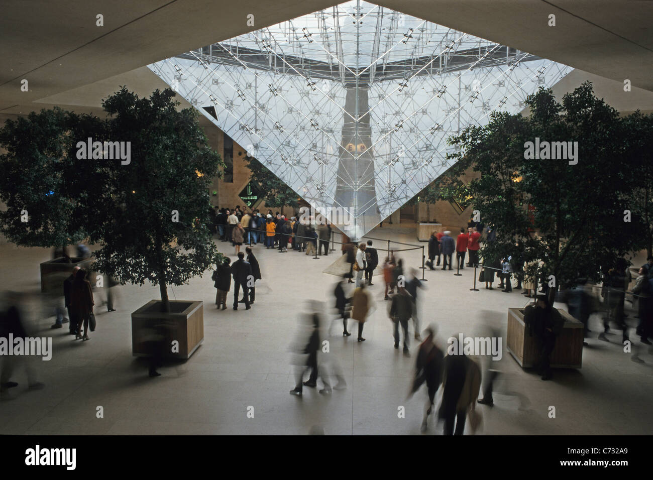 La pyramide inversée, pyramide inversee, le Musée du Louvre avec l'IM ...