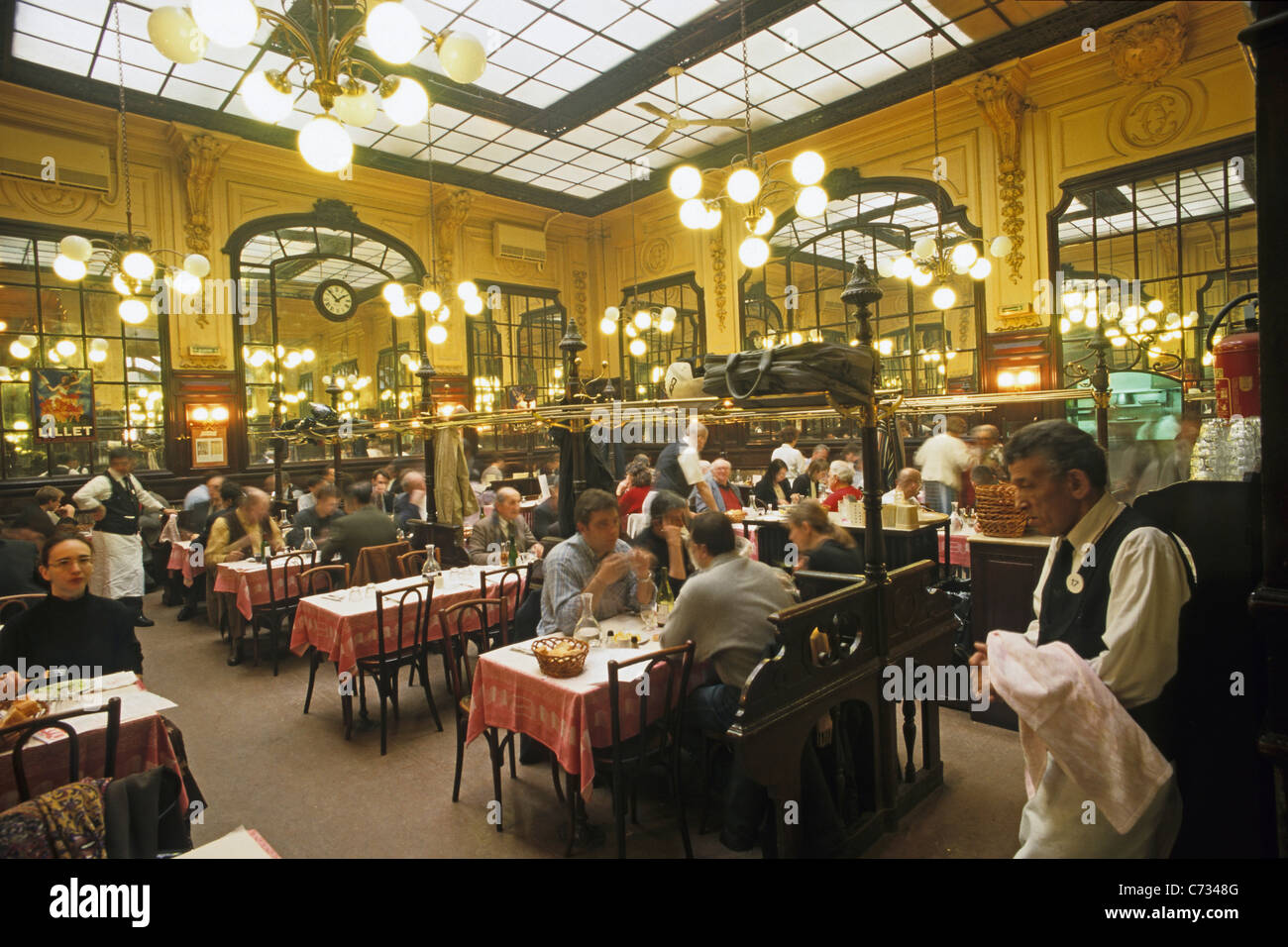Les gens au restaurant Chartier a ouvert en 1896 comme un bouillon ...