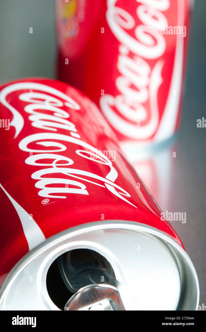 Coca cola cans Banque de photographies et d’images à haute résolution ...