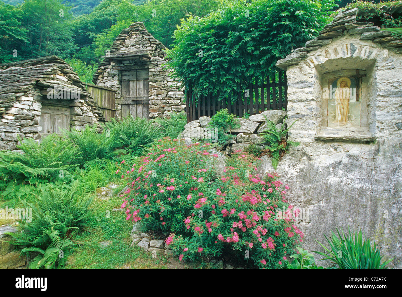 Maisons anciennes en pierre et photo de la Vierge Marie, Valle Verzasca ...