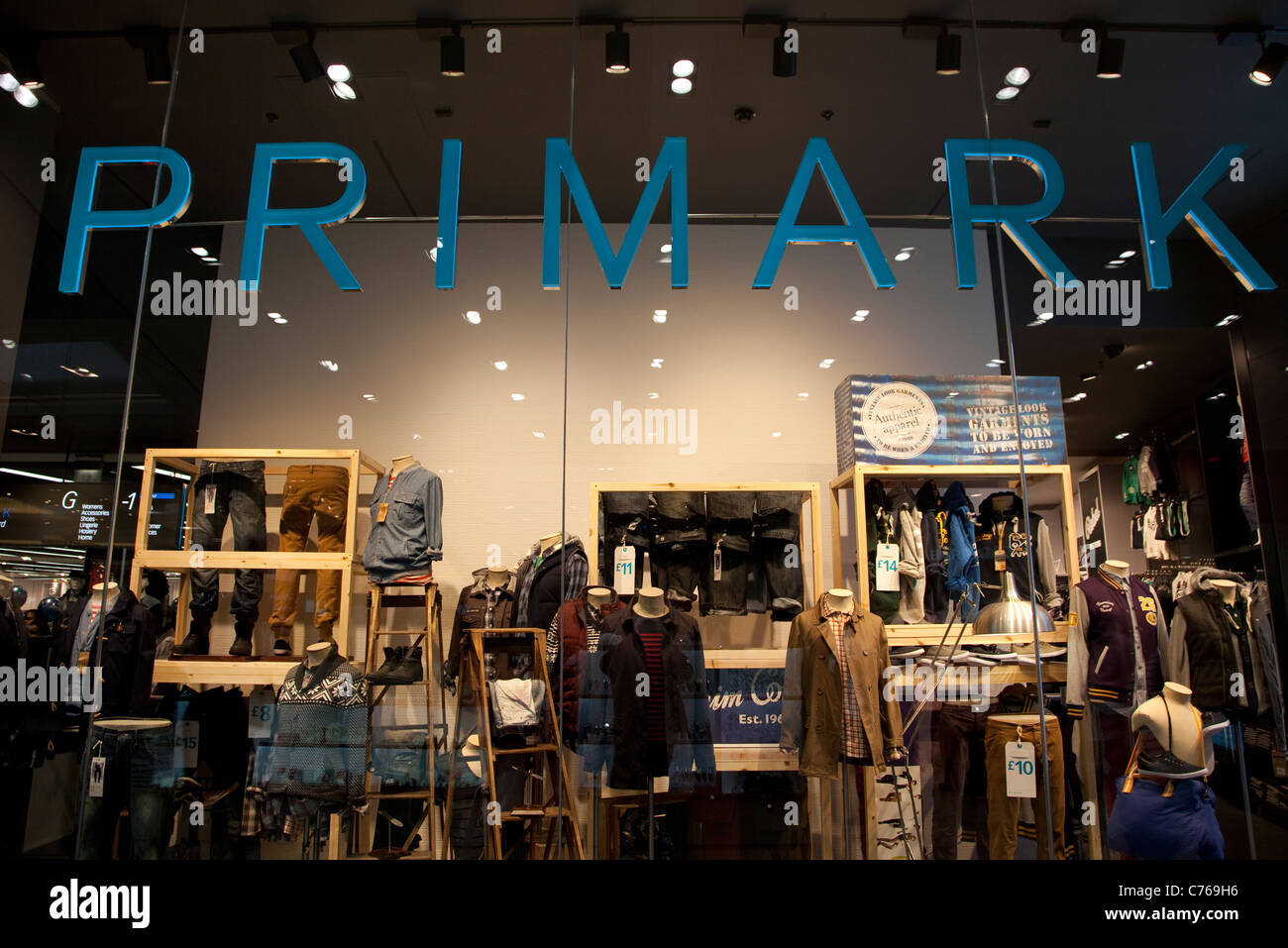 Centre Commercial Westfield Stratford, London - Primark vitrine Photo ...