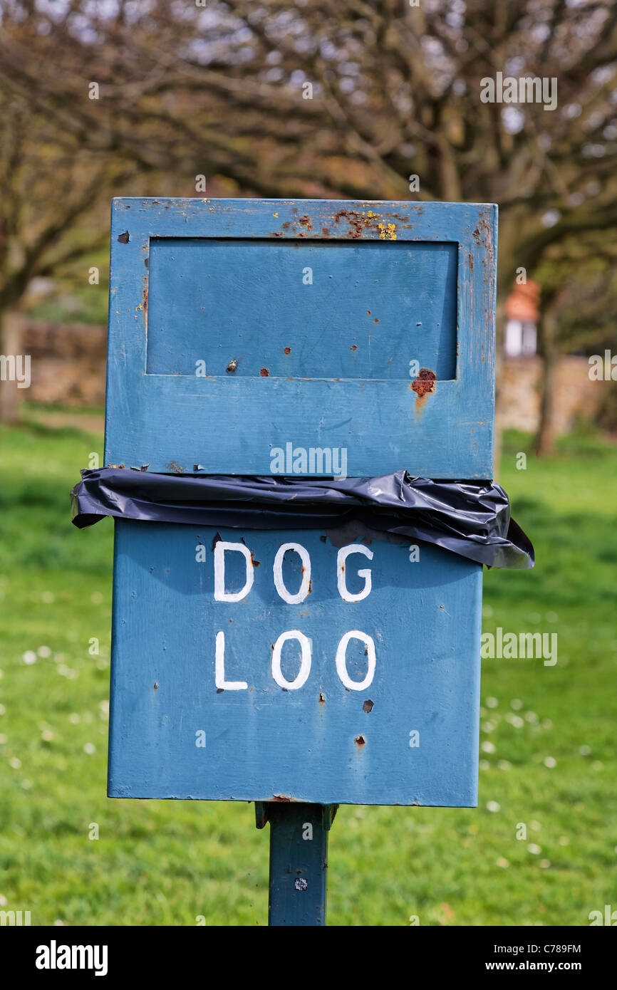 Dog toilets Banque de photographies et d’images à haute résolution - Alamy