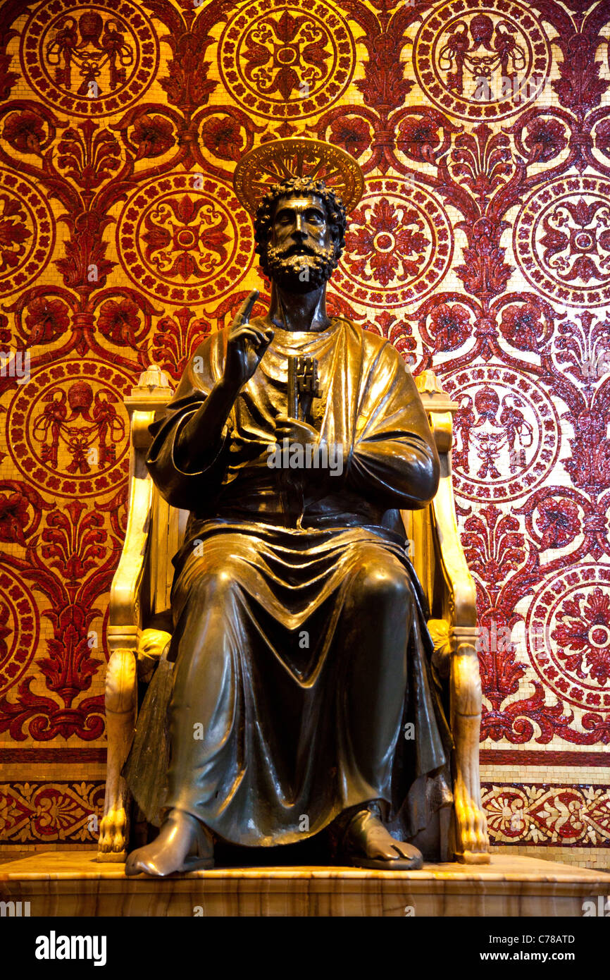 Statue de saint pierre Banque de photographies et d’images à haute ...