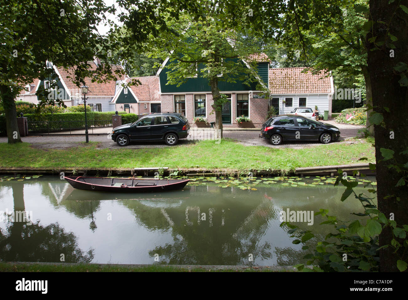 Edam canal boat Banque de photographies et d’images à haute résolution ...