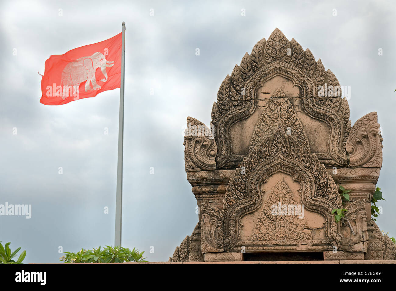 L'ancien Siam éléphant blanc du drapeau sur le temple Photo Stock - Alamy