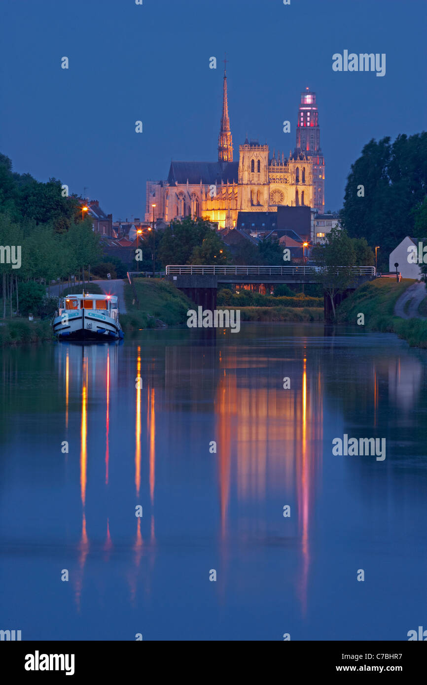 Vue depuis le Canal de la Somme sur la cathédrale Notre-Dame à la ...
