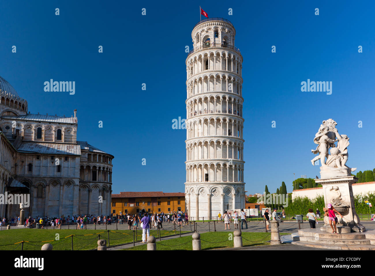 La Tour Penchée de Pise (Torre Pendente di Pisa) et Fontana dei Putti ...