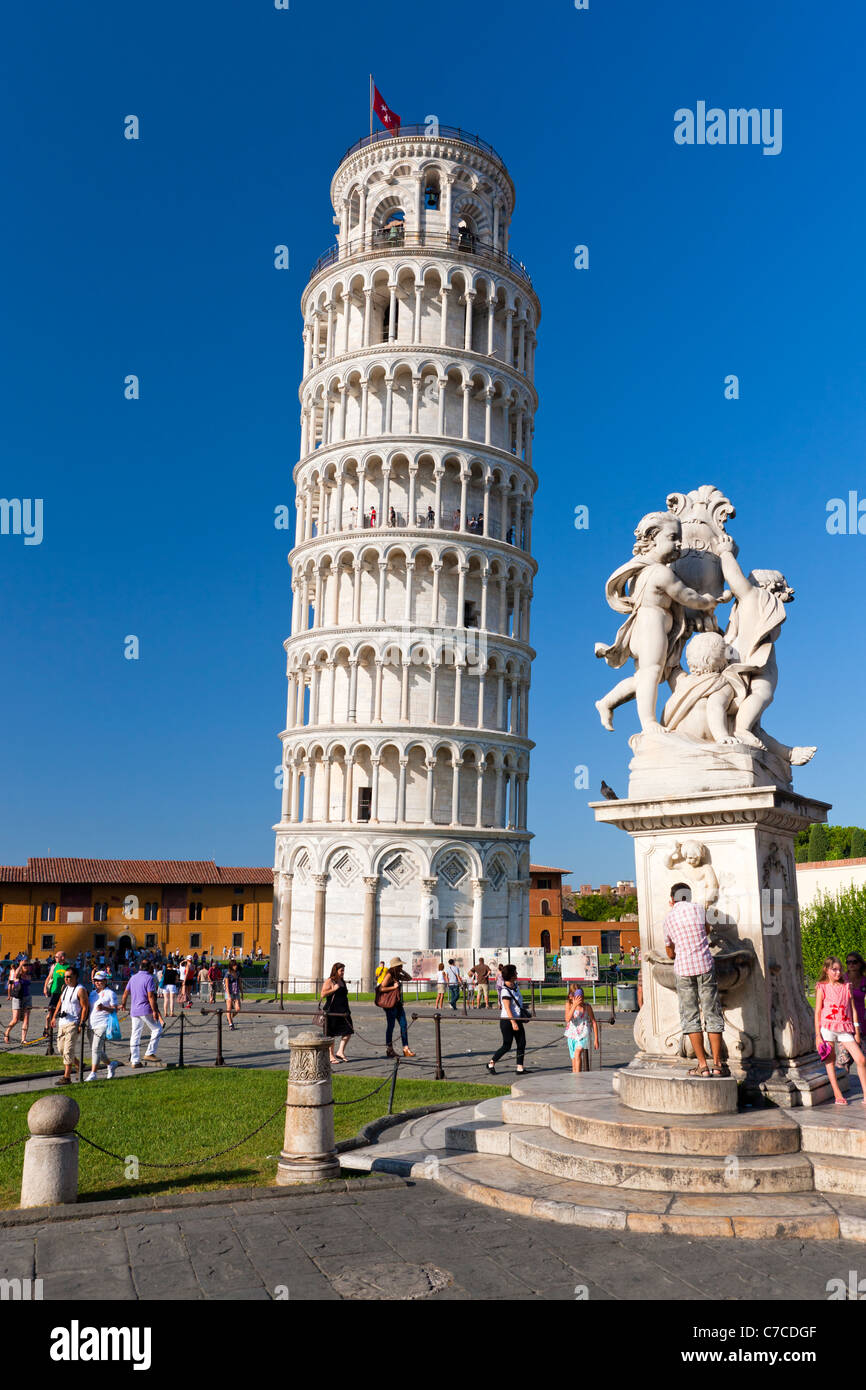 La Tour Penchée de Pise (Torre Pendente di Pisa) et Fontana dei Putti ...