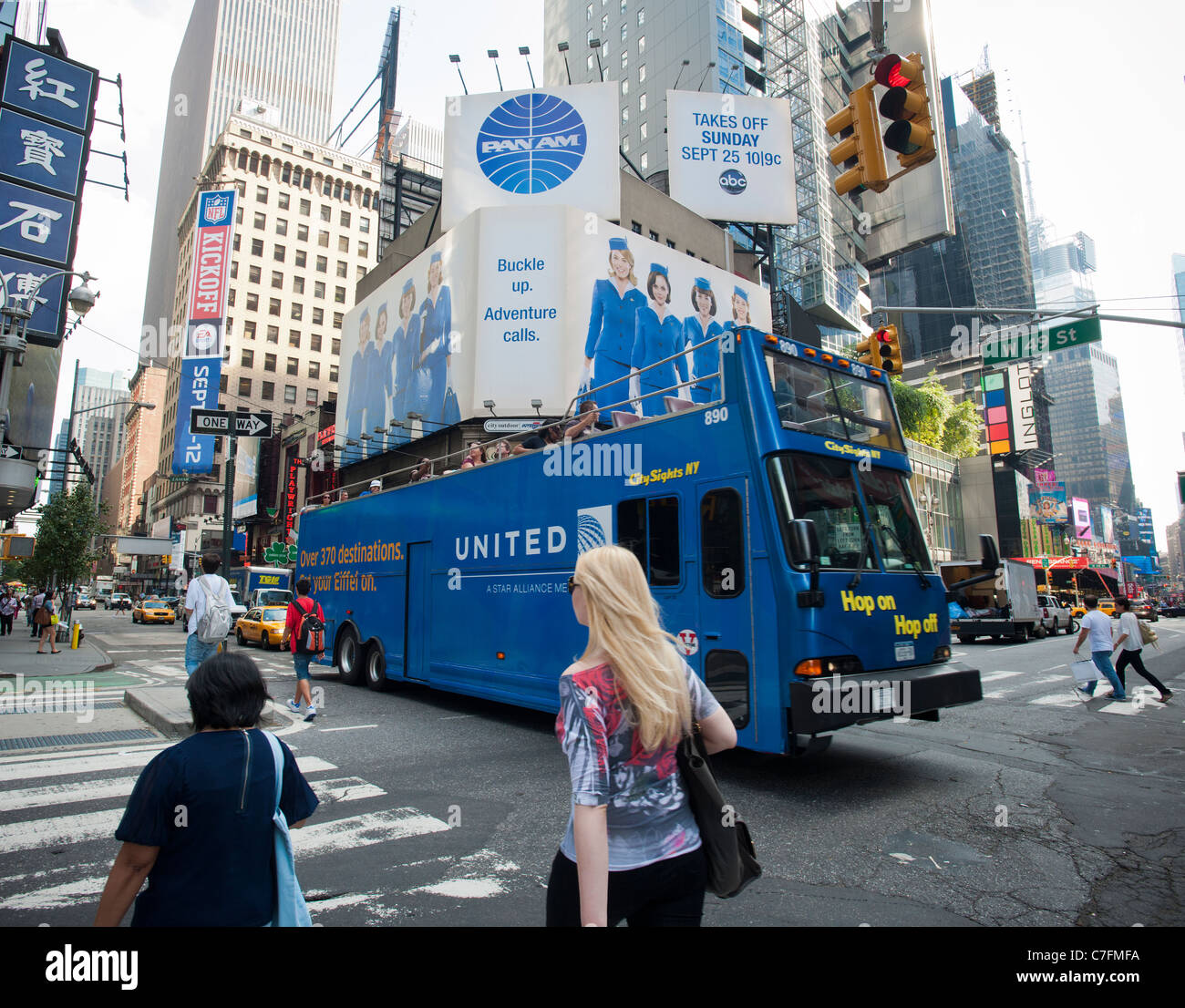 La publicité sur des panneaux publicitaires à Times Square à New York ...