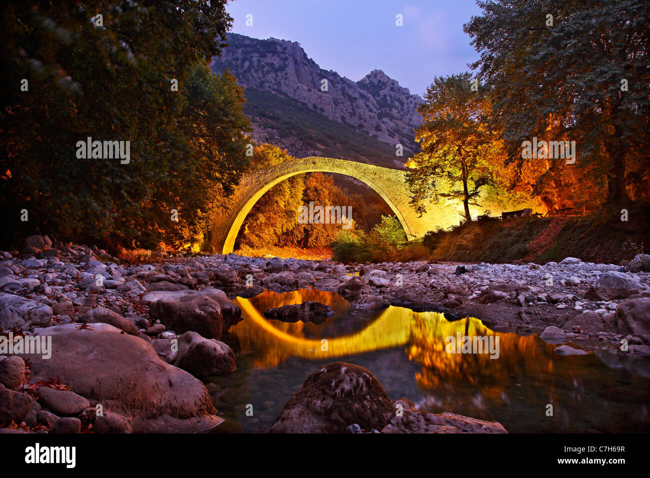 Pont nuit Banque de photographies et d’images à haute résolution - Alamy