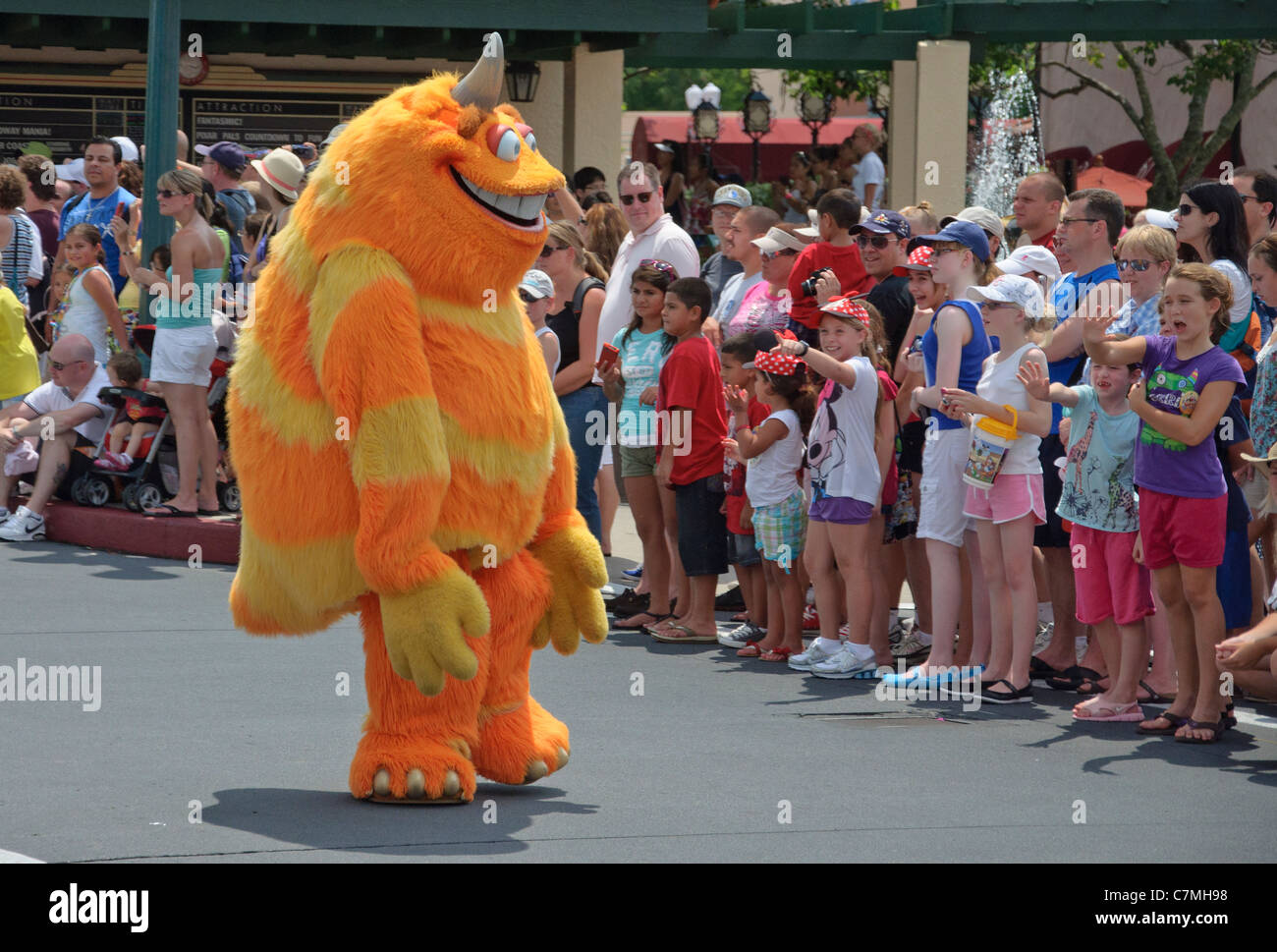 George Sanderson monsters inc dans le disney parade fun à rebours dans ...
