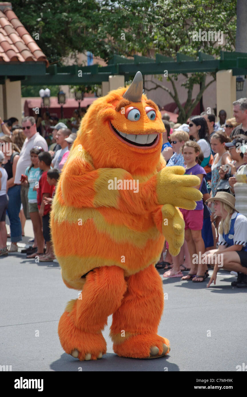 George Sanderson monsters inc dans le disney parade fun à rebours dans ...