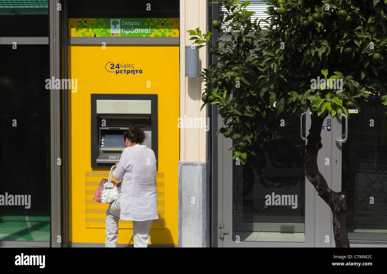 Distributeur automatique de billets de banque à Athènes, Grèce Photo ...
