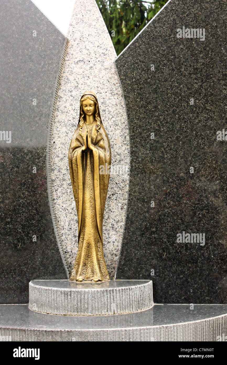 Petite statue de la Vierge Marie sur de graves Photo Stock - Alamy