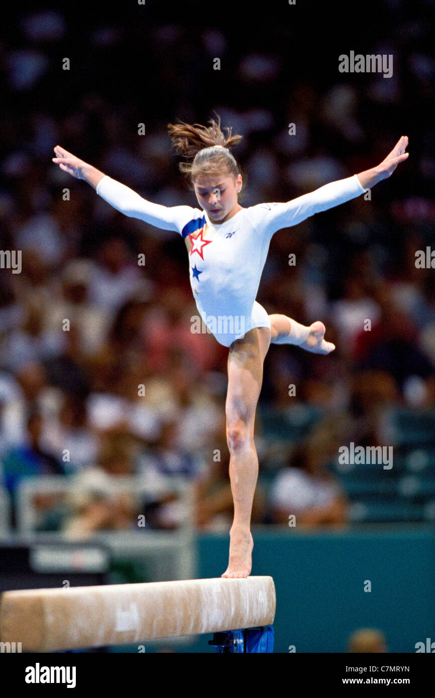Dominique Moceanu (USA) à la compétition des Jeux Olympiques de 1996 ...