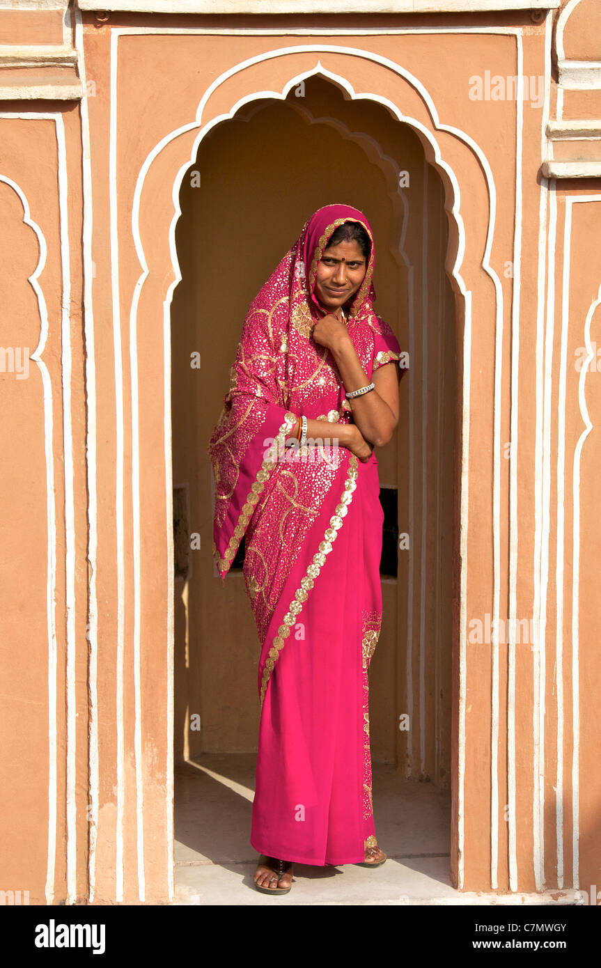 Femme en sari traditionnel debout dans l'intérieur de porte en arche ...