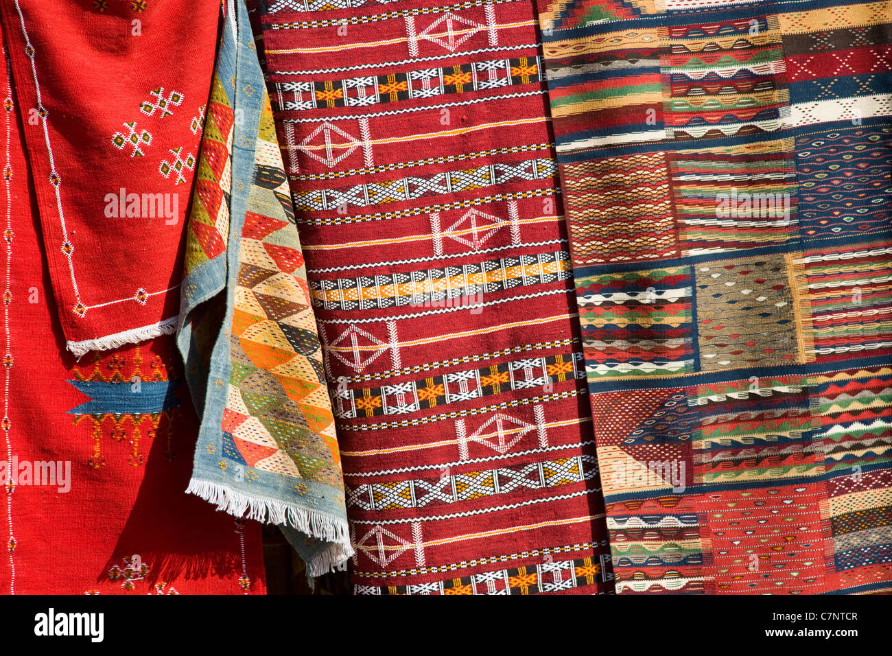 Textile marocain en vente dans un marché de village Photo Stock - Alamy