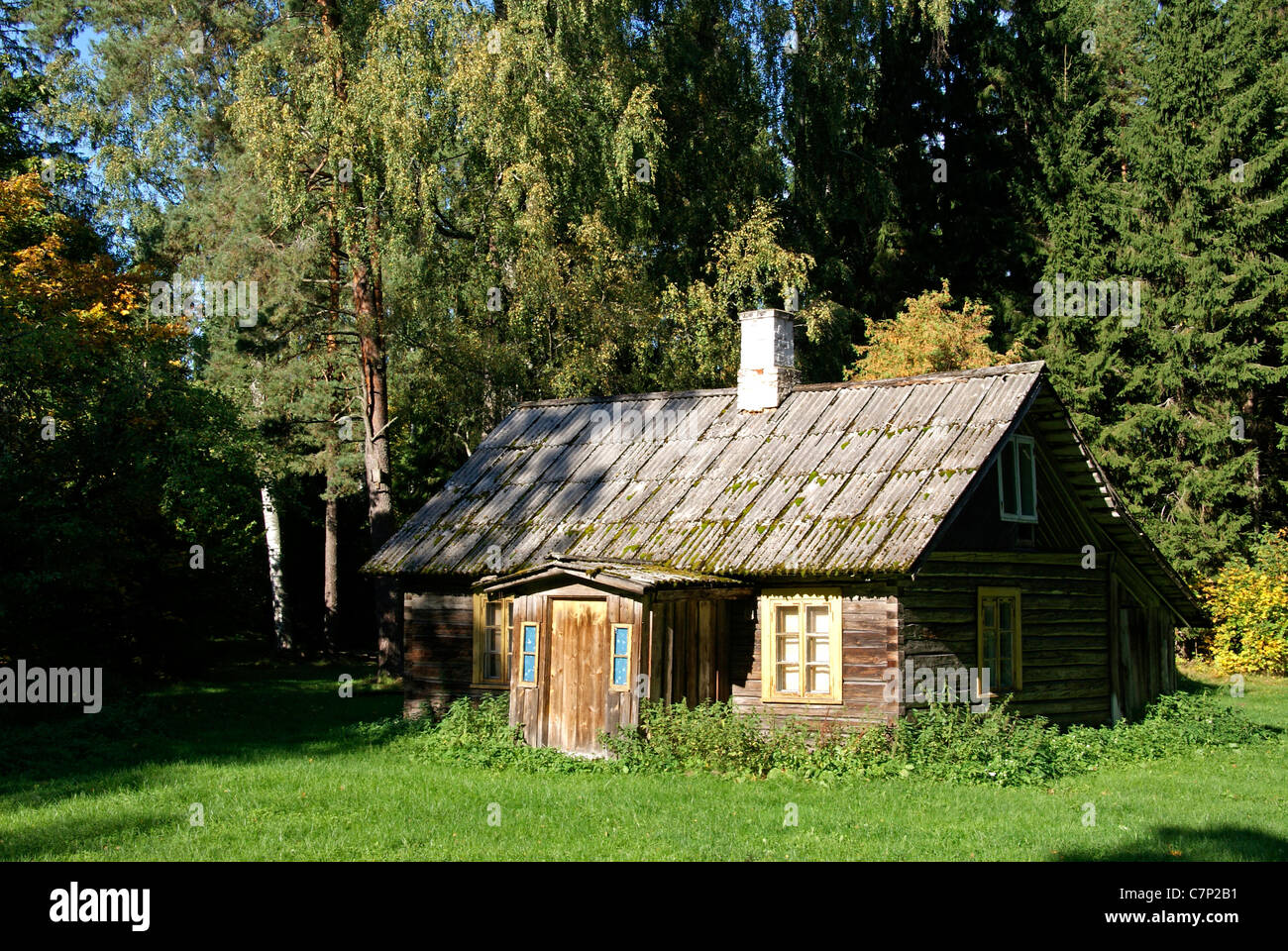 Maison en forêt Banque de photographies et d’images à haute résolution ...