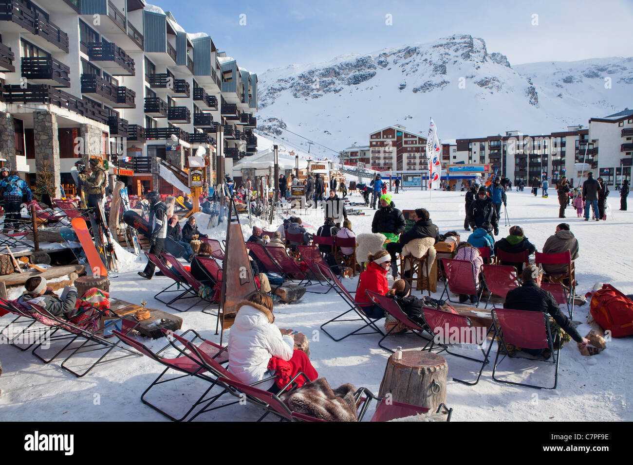 Assis à l'extérieur d'un bar, Tignes Val Claret, Savoie, Rhone-Alpes ...