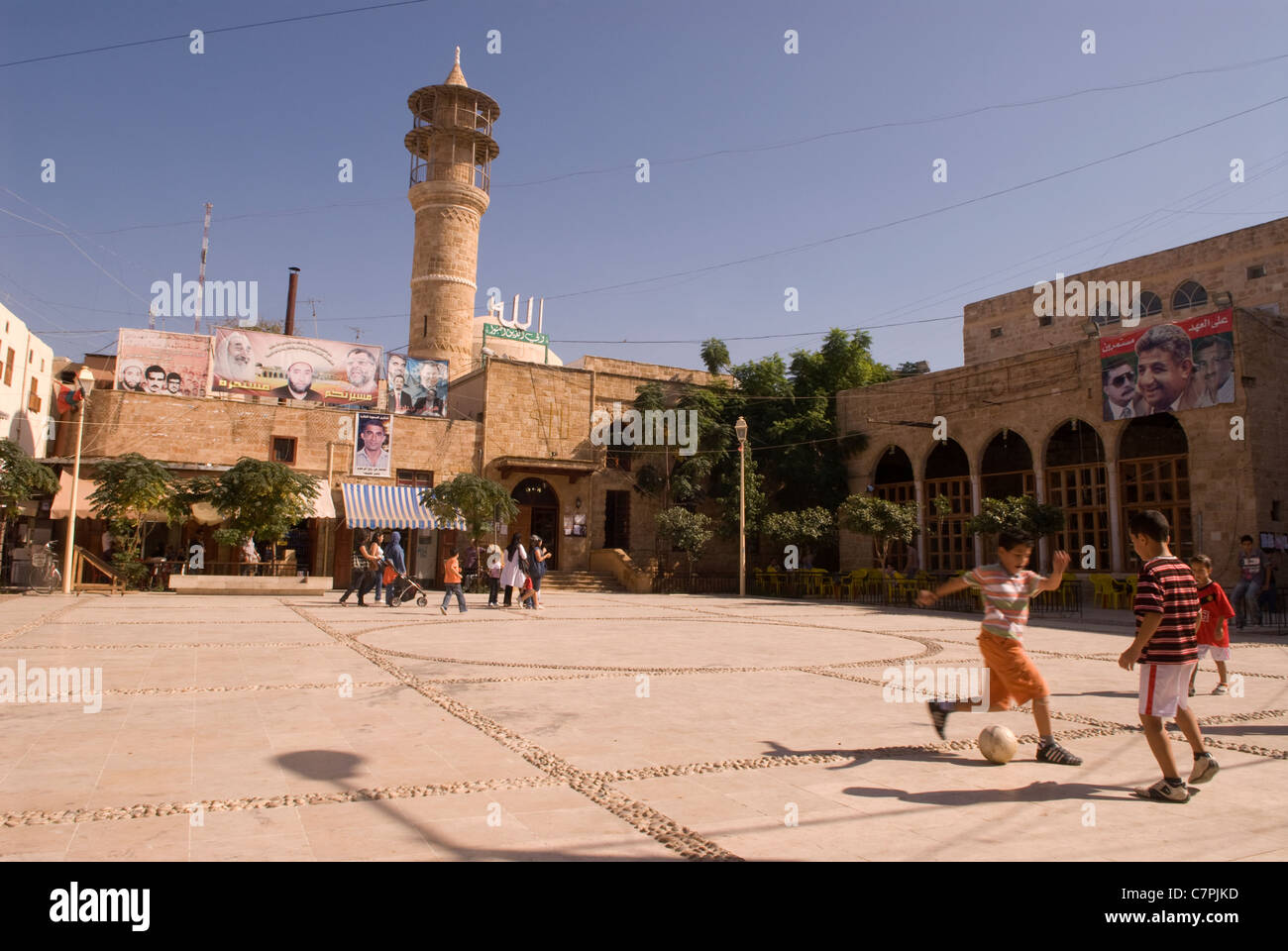 Enfants jouant au football au milieu de la mosquée Bab al-Saray qui ...