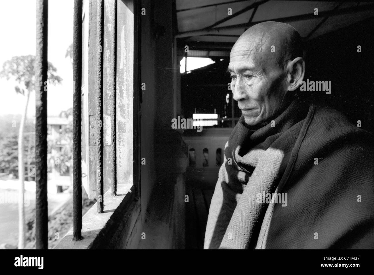 Moine bouddhiste âgé Banque d'images noir et blanc - Alamy